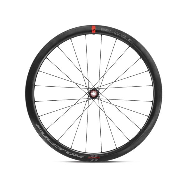 新しいWIND42は、Form, Function, Fulcrumに象徴されるように、FULCRUMの継続的な進化を表すものです。昨今のロードバイクの多様性を取り込み、性能と快適性のバランスを目標に設計されたこれらのホイールは、流れるよう...