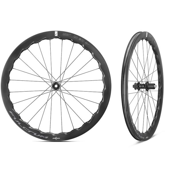 多用途性と快適性を求めるライダーのために設計され、独自のデザインと最先端技術という「Form, Function, Fulcrum」デザイン哲学の象徴を損なうことなく仕上げられています。Soniq 42は空力性能と安定性を最適化する技術ソリ...