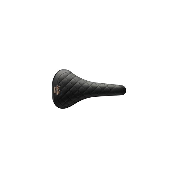 Selle Italiaの定番サドル・ターボ1980をヴィンテージ調にアレンジ。本革を使用し、リブ（ステッチ）デザインを施した仕上げは、職人による丁寧な手仕事の証。控えめながらも上質な存在感を放ち、レトロバイクやシティバイクの仕上げに、ヴィ...