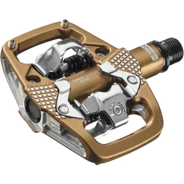 EN-RAGE PLUSは、X-TRACK EN-RAGEのプラットフォーム面積よりさらに119mm2広いモデルです。グリップ力を向上させるため、プラットフォーム部は粗めの表面となっています。クリート固定時に必要なテンション調整の範囲は、6...