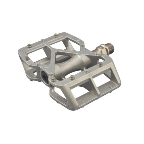 攻撃性の低いスパイクピンを使用。日常靴でも気軽に使用する事ができます。スパイクピンの材質はスチール製、耐食性の高いメッキが施されています。靴の形状を考慮し、ペダル中心に向かってわずかに凹状になっているコンケーブ設計。これにより吸いつくように...