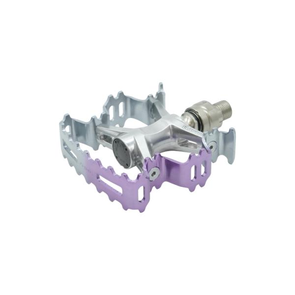 MTB等を対象とした軽量高剛性なアルミを使用し、日常使いから山道散策まで幅広い走りに対応したペダルがオールウェイズシリーズ。横幅84mm、縦幅110mm(有効踏み面幅92mm)と踏みやすい幅広サイズ。ひとつの踏み面に対してスパイクピン6ヶ所...