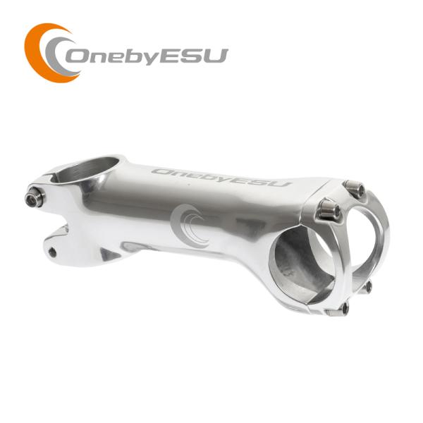 ポジションを低く抑えながらも違和感の無い角度でハンドルをセッティングできるように設計されたステム。低いコラムハイト35mmから絶妙な77°で伸びるボディーは縦の径が33mmとスマート。さらにハンドルクランプ中央を下に7.5mmオフセットさせ...