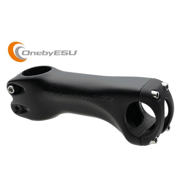 スージーデザインを継承したカーボンモノコックステムの登場。ボリュームの必要なカーボンゆえの42mm コラムハイトを考慮し、オフセットを9.1mm と大きくデザイン。特にカーボンフレームの宿命とも言える長目のヘッドチューブによる高めのハンドル...