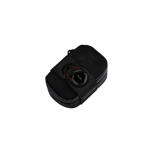 Brick(レンガ)のイタリア語にちなんで名付けられたMattoneは、BOAクロージャーシステムを使用してシートレールに取り付けられる、防水性のあるコンパクトシートバッグです。カードポケット付きの内部仕切りを備えた構造。・取り付け方法：B...