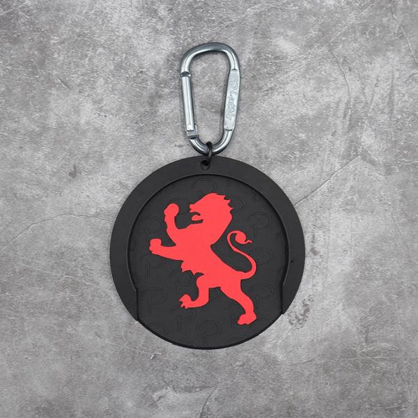 ピレッティ2023年モデルのコットンバイザー。フロントロゴにPiretti、サイドパネルにはライオンとサークルPの刺繍でデザイン。速乾性と通気性に優れたクールMAX機能搭載で快適にゴルフを楽しめます。