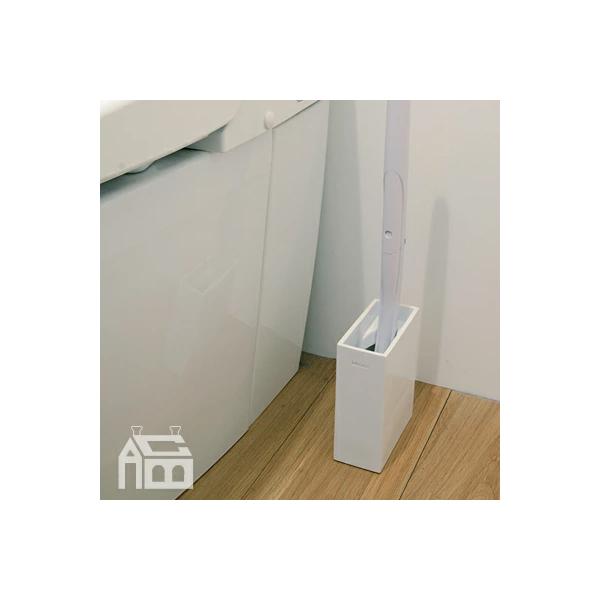 流せるトイレブラシの本体部分を収納しておけるスタンドです。直線的なデザインの「SB stand」です。本体に適度な重みがあるので、ブラシを直立させておけます。水漏れも無い安心設計に、グロス塗装でお手入れ・拭き取りも簡単です。別売りの「ウェッ...