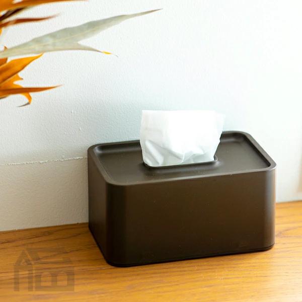 「壁にも貼れる エコ仕様 最適に使えるコンパクト」環境と経済性を配慮しコンパクト化するティッシュ。誰もが最適な場所を選んで使えるようマグネットとビスを付属しています。底面にはシリコン滑り止め付き。