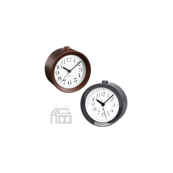 RIKI ALARM CLOCKは、大きめの12個の数字を使用した視認性の高い文字盤とシンプルなフォルムが美しく融合されています。木製の丸みを帯びた枠体は、軽やかで、柔らかな印象を与えます。木目の美しさが特徴的です。