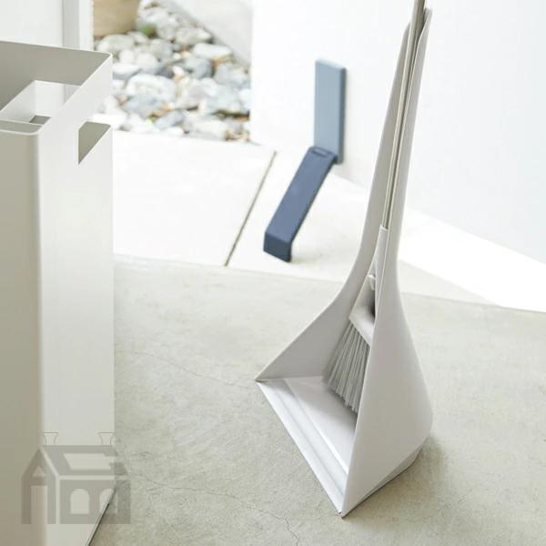 玄関・ベランダ用のコンパクトなホーキ&amp;チリトリセット場所を取らずに保管でき、どんな空間にもなじみます。握りやすい太さで、滑りにくいグリップ。限られたスペースにすっきり収納できます。