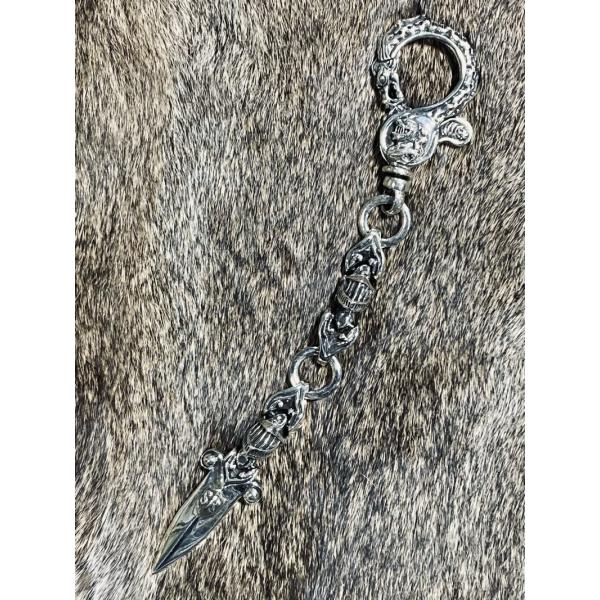 立体的なナイトヘッドが両面に彫金されたキーチェーン。各部のパーツが３D彫金によって細かく可動し、腰回りのアクセサリーとして圧倒的な存在感を演出します。素材 : SILVER 925SIZE : 全長約20cm■スターナイツは1998年にアメ...