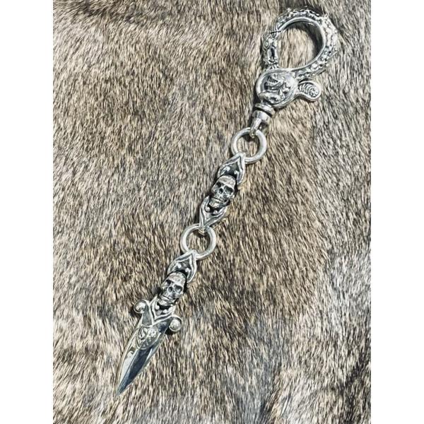 立体的なスカルが両面に彫金されたキーチェーン。死せる騎士の誇り高き魂を宿したスカルフェイスが印象的です。腰回りのアクセサリーとして圧倒的な存在感を演出します。素材 : SILVER 925SIZE : 全長約20cm■スターナイツは1998...
