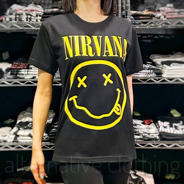 数あるロックTシャツの中でも、特に人気の高いニルヴァーナのスマイルTシャツ。■素材：綿100％■サイズ【身丈/身幅/肩幅/袖丈】※サイズ単位/cmXS（59/41/34/17）S（64/46/39/18）M（70/50/43/22）L（74...