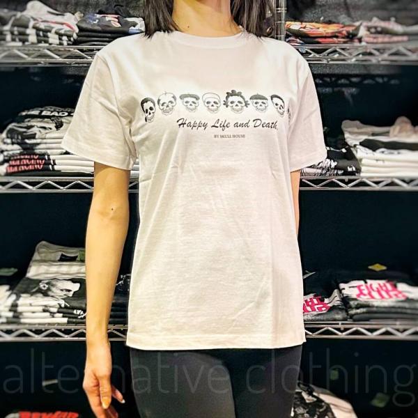 どこかで見たような家族構成と髪型のスカル・ファミリーＴシャツです。ショップオリジナルデザイン。■素材：綿100％■サイズ【身丈/身幅/肩幅/袖丈】※サイズ単位/cmXS（63/41/36/17）S（65/47.5/43/18.5）M（68/...