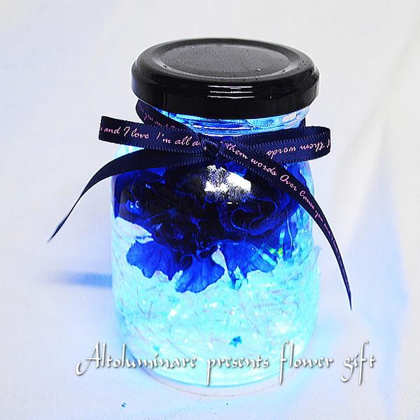 送料無料！(ただし、北海道・沖縄はプラス1100円いただきますご了承ください）青いカーネーション「ムーンダスト」をドライフラワーにして、ハーバリウムを作りました！当店オリジナル！ムーンダスト独特の美しい色をそのまま閉じ込めました。母の日、母...