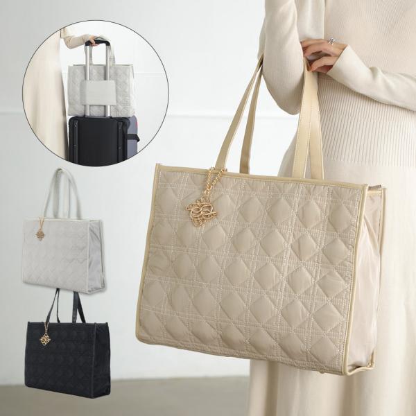 ・軽量なのにしっかり収納できる大容量ナイロンバッグ。・キルティングデザインがレディライクで上品な印象に。・背面にはキャリーオンベルトが付いています。・旅行、通勤、通学、コンサートにもおすすめ。・底鋲付きなので、床に直接置いてもバッグの底が汚...