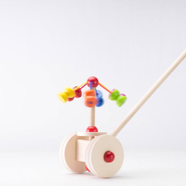 手押し・メリーゴーランド歩きはじめの頃がもっと楽しくなる、ドイツの木製玩具ブランド・セレクタの「手押し・メリーゴーランド」。押して歩くたびに、上のカラフルなビーズがくるくる回り、赤ちゃんの好奇心をやさしく刺激します。1歳のお誕生日プレゼント...
