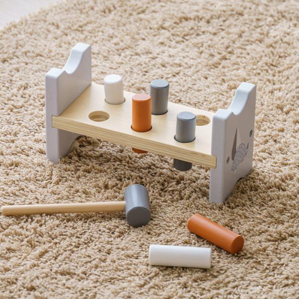 ハンマーベンチベンチ型の台に6つの木製釘とハンマーがセットされた木製玩具です。カラフルな釘をハンマーでトントンと打ち込む遊びは、手と目の協調性を自然に育みます。遊び終わったらベンチをひっくり返して繰り返し楽しめる仕組みです。安全かつ丁寧に作...