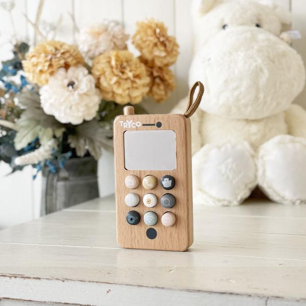 テレフォンまるで本物のスマートフォンのようなデザインで仕上げた木製テレフォン。ボタンには楽しいモチーフと鮮やかなカラーが施されており、スクリーン部分は鏡になっているので、遊びながら自分の姿を見て楽しむことができます。ベビーカーやベッドに取り...