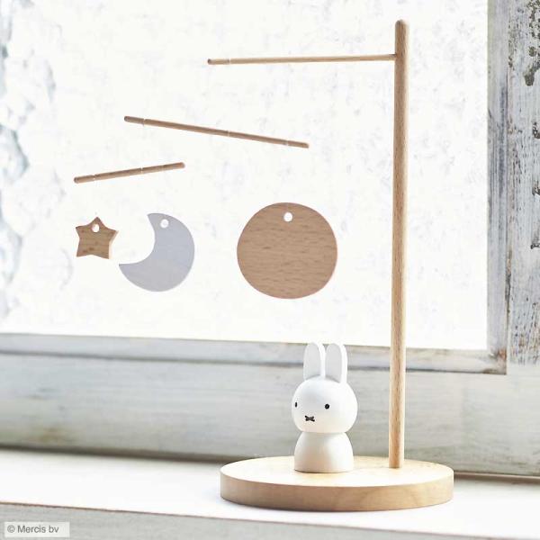 ミッフィー モビールアートを鑑賞するミッフィーをモチーフにした卓上モビールです。風の作る自然な優しい動きに癒されます。■セット内容パーツA〜パーツD■重量約110g■材質天然木 (ラッカー塗装）■生産国ベトナム■サイズパッケージ：10.5×...