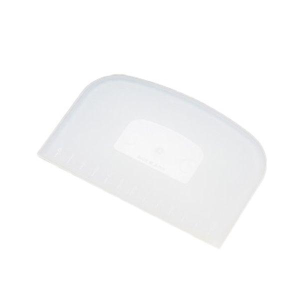 目盛付ドレッジCakeland （ケーキランド）のパン作り道具・お菓子作り道具。日本のメーカーの調理道具です。1枚で何役もこなすすぐれもの。ケーキの生地を移す時、カーブの付いた方をボールに使い、まっすぐな方で平らにならすのに使えますj。また...