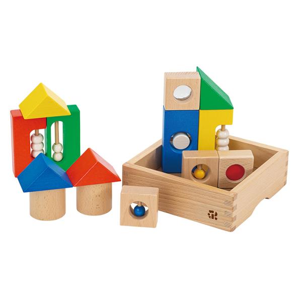振ると音がするつみきに子供は興味津々！はじめてのおもちゃにもおすすめの木製つみきセットです。出産祝いや入園・進級のお祝いギフトにも喜ばれます。 明るい配色のカラフルなつみきは、木目が見える安全なステイン塗装で仕上げています。鈴の音が鳴るもの...