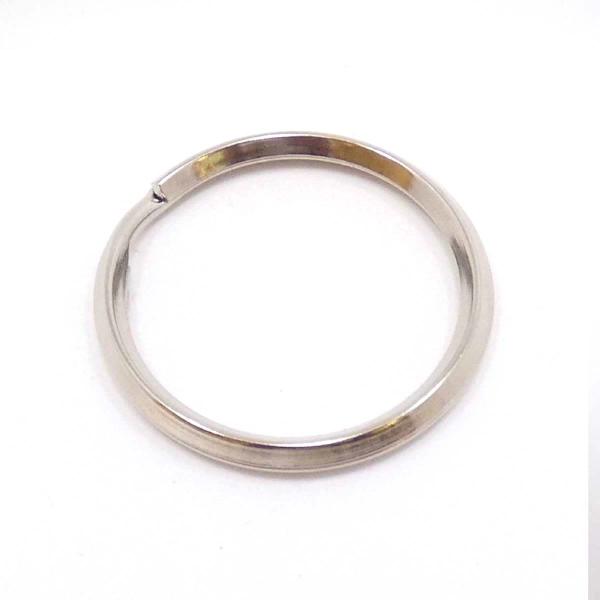 【ブランド】 ALZUNIオリジナル【商品名】2重リングAN16mm　    【サイズ】 内径16ｍｍ　内径16ｍｍの二重リング。鍵を取り付けたい時や鍵をまとめたい時に必須のアイテムです。大きさも色々ありますので、用途に合わせてご利用ください。