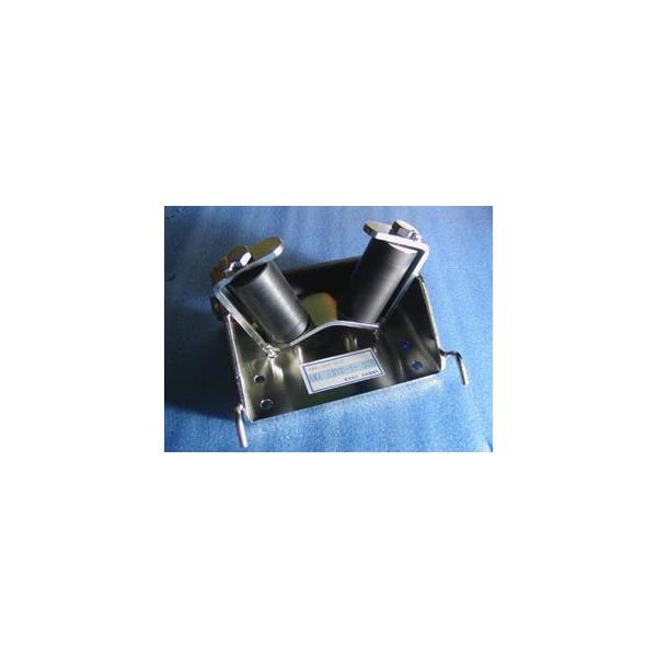 アルミ三方GP-150と同じボルト穴ピッチで取付可能です。端部に取付した場合、横ローラーをつき出して取付可能です。■本体材質：ＳＵＳ３０４電解バフ仕上■本体取付ベース寸法：１８０ｍｍ×１３０ｍｍ■取付穴寸法：ピッチ=１３８ｍｍ×２８ｍｍ（９...