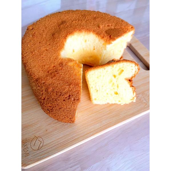 徳之島のお酒「マルシカ　シークニンリキュール」を材料に使ったお菓子工房ショコラさん特製のシークニンシフォンケーキです。ふわふわ触感とシークニン（島みかん）の爽やかな柑橘系の香りで気持ちもふわふわに！アルコールは製造過程で無くなっており、お子...