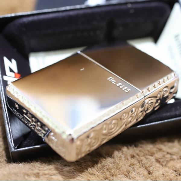 【アーマーZIPPO】限定アーマー 3面彫刻 アラベスク柄 プラチナコーテイング【仕様】　美しく、且つシンプルな側面3面アラベスク彫刻のアーマージッポ！重みのあるアーマージッポに深めの彫刻を施し、プラチナコーテイングで上品に仕上げてます。ア...