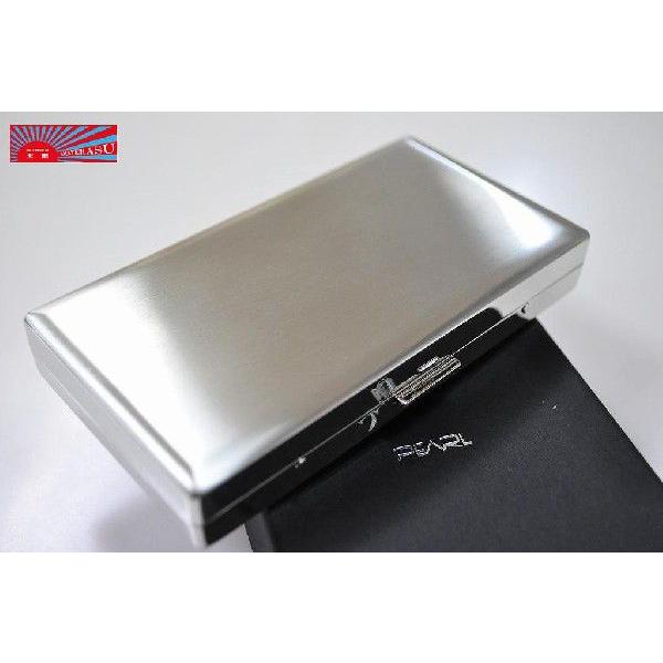 【品名】 PEARLシルバーサテンシガレットケース・エリカ真鍮・12本【製品詳細】103×57×18mm　100mmのたばこも可・真鍮製★新品・箱入り【製品説明】国産PEARLブランドのシガレットケース真鍮を綺麗にコーティングし、シックに仕...