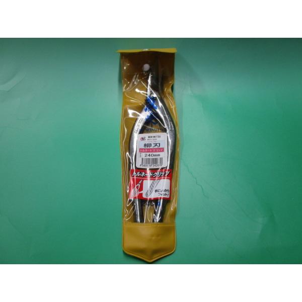 砂鉄系ハガネ日立安来SLD鋼を刃に使用しています。グリップ部に凹凸加工を施しハンドリングの良さを実現しました。表面はニッケルメッキにカチオン塗装仕上げです。ステンレス・GL鋼板の切断に対応しています。板金加工用本職鋏です。