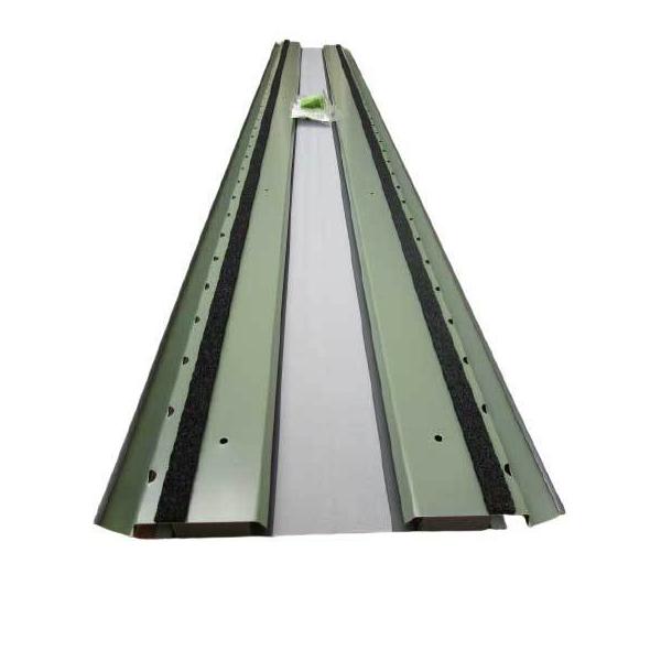 ガルバリウム鋼板の平葺き、立平屋根用の換気棟です。ベースのみですので、自分で加工した棟包みを屋根の板金の色に合わせることができます。長さは１８１８ｍｍで、板厚は０．４です。