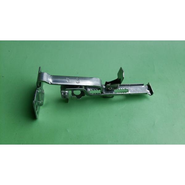 積水化学工業(株)のライナートップＸ７０と、パナソニック(株)のパラスケアＵ１０５に兼用できる吊金具です。破風板の勾配は直角用です。