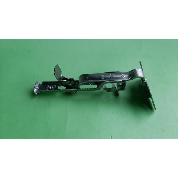 積水化学工業(株)のライナートップＸ７０と、パナソニック(株)のパラスケアＵ１０５に兼用できる吊金具です。破風板の勾配は４寸用です。