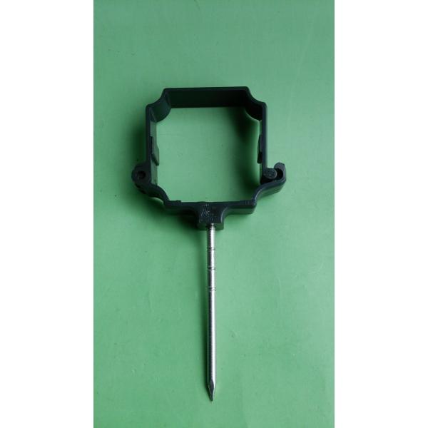 積水化学工業（株）のエスロン雨樋の部品です。色はクロです。