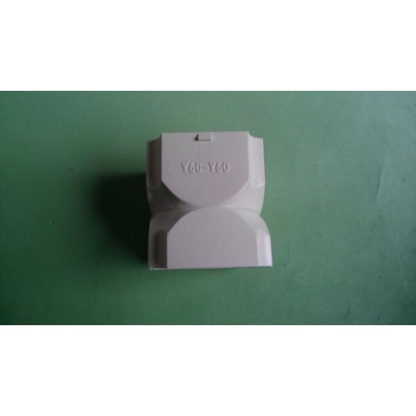 積水化学工業（株）のエスロン雨樋の部品です。色はホワイトです。