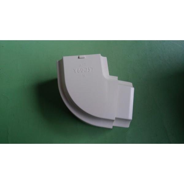 積水化学工業（株）のエスロン雨樋の部品です。色はホワイトです。