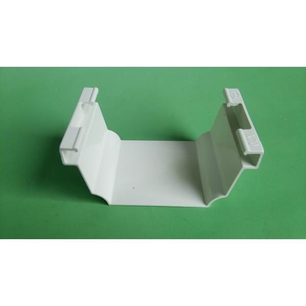 積水化学工業(株)エスロン雨樋のＸ７０の部品です。色は、ホワイトです。