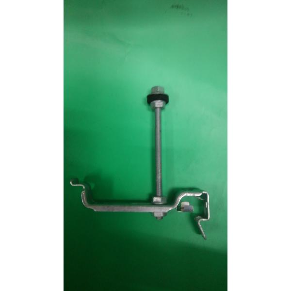 パナソニック（株）の雨樋の前高１３０ＷＩＤＥ用の吊金具（Ｌ＝１５０）です。Ｌ＝１５０ですので、折板８８用です。材質は、ドブメッキです。