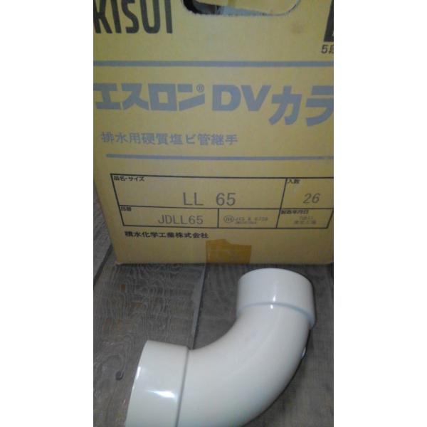 積水化学工業（株）のエスロン雨樋のカラーパイプの６５用の部品です。色は、シルバーです。