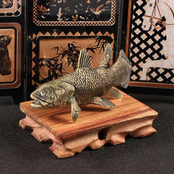 説明: [魚の形の置物]: この魚の装飾品は良質の真鍮素材で作られており.長期間使用できます. [キャビネット真鍮像]: レトロな真鍮製の魚の像の飾りは底が平らで.デスクトップ上で倒れにくいです. [真鍮工芸品の装飾]: 精巧な職人技で実用...