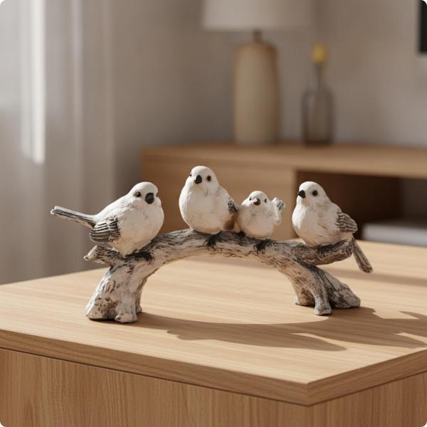 【デザイン】: 4羽の愛らしい小鳥たちがアーチ状の枝に仲良く並んだ、温かみのある鳥の置物です。【素材と質感】: 素朴な木目調のスタイルを再現した樹脂製で、アンティークな雰囲気を醸し出す小鳥のオブジェです。【カラーリング】: 奥深いウェザード...