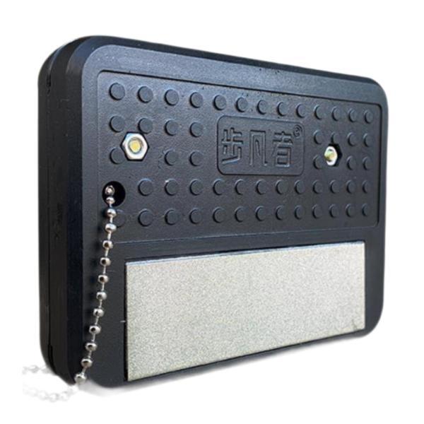 説明:[スケートシャープナー]: このスケートシャープナーはスピードスケートのアイスブレード用に特別に設計されており.粗い.細かい.精密な研磨オプションを提供し.特定のブレードメンテナンスのニーズに対応します. [機能]: 3つの異なる研磨...