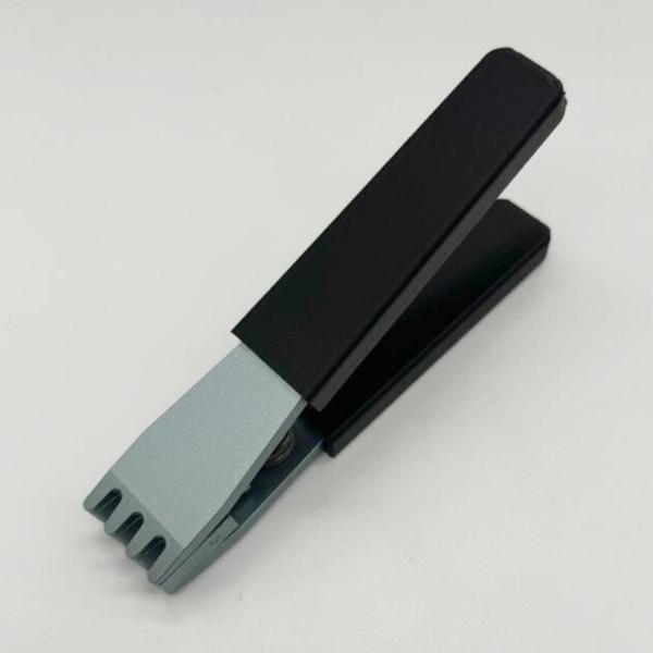 説明: [必須のストリングアシスタント]:バドミントンやテニスラケットのストリング張りや張り直しに欠かせないツールです.このフライングクランプは.まるで第三の手のようにストリングをしっかりと固定し.作業中のテンションを一定に保ちます.ストリ...