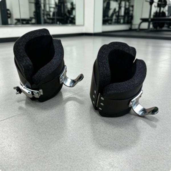 【製品概要】: 自宅での本格的なストレッチや体幹トレーニングをサポートする、頑丈なメタルフック付きインバージョンブーツです。【主な機能】: 鉄棒などにに引っ掛けて逆さ吊り状態になることで、自重を利用して背中や腰を心地よく伸ばせる画期的なフィ...