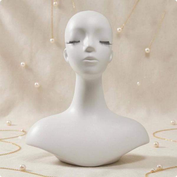 【基詳細情報報】: マット白のマネキンヘッドとして使いやすいディスプレイ用品です。滑らかなPVC素材の女性用マネキンヘッドで、頭部・長い首・肩までを備えたシンプルな構成が特徴です。【用途】: ジュエリー用マネキンヘッドとして、ネックレスやイ...