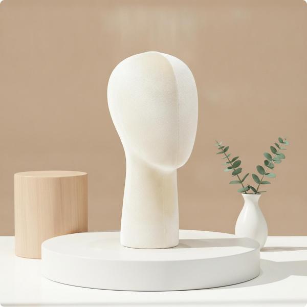 【製品概要】: 人間の頭部から首元までのラインを美しく再現した、卓上展示用のシンプルなマネキンヘッドです。【主な機能】: ウィッグの型崩れを防ぎ美しく保ちつつしく保管できるウィッグスタンドとして、またヘアスタイルの調整用としても機能します。...