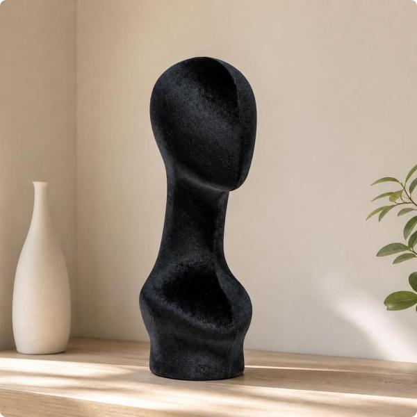 【製品概要】: 人間の頭部から首元までのラインを美しく再現した、卓上展示用のシンプルなマネキンヘッドです。【主な機能】: ウィッグの型崩れを防ぎ美しく保ちつつしく保管できるウィッグスタンドとして、またヘアスタイルの調整用としても機能します。...
