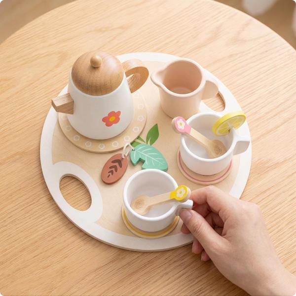 【商品概要】: お子様の想像力を育む、温かみのある木製おもちゃのティーパーティーセットです。お茶を淹れて振る舞うごっこ遊びを通じて、幼少期の早期学習や人との関わりをに育むことができます。【セット内容】: ティーポット、カップ、クリーマー風の...